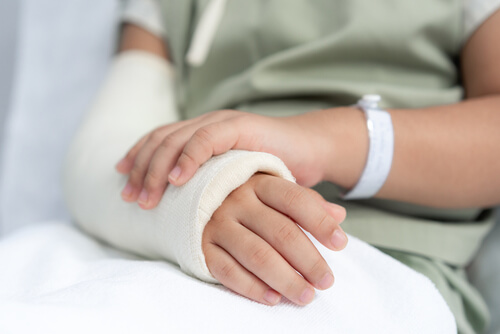 Slapen met een gebroken arm: lees onze tips | Podobrace